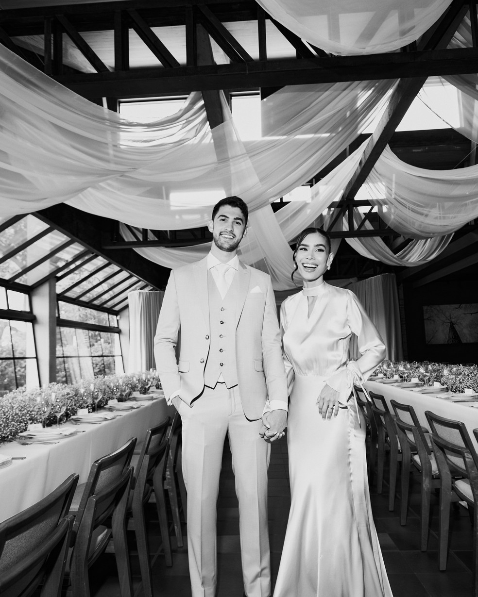 Ana Mosconi e João Rezende celebram noivado com festa intimista em ...