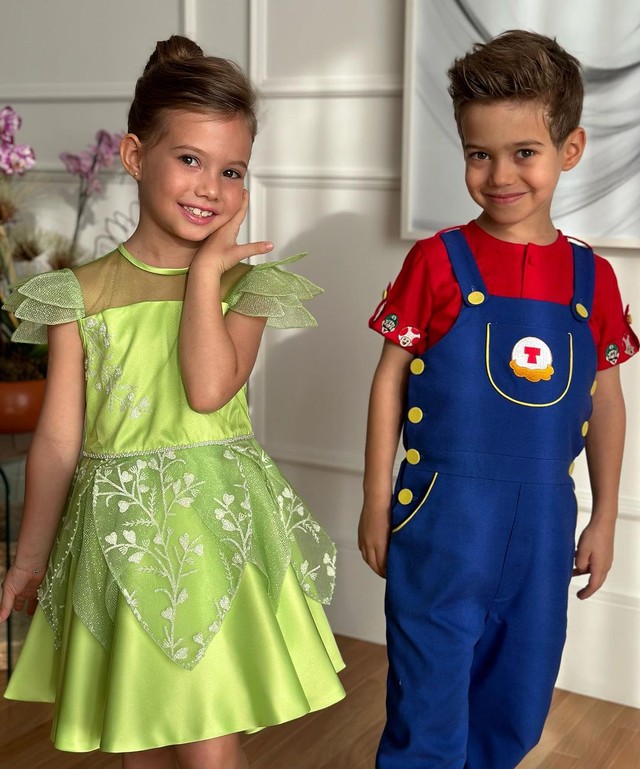 Thais Fersoza e Michel Teló fantasiam os filhos para comemorar aniversário