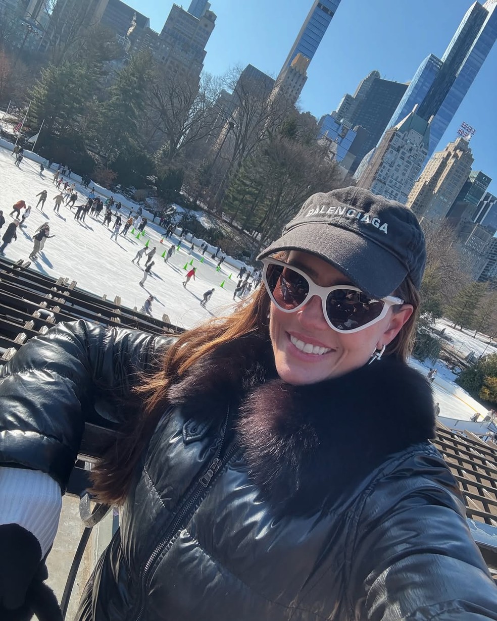 Deborah Secco posa em meio à neve em viagem para Nova York; fotos