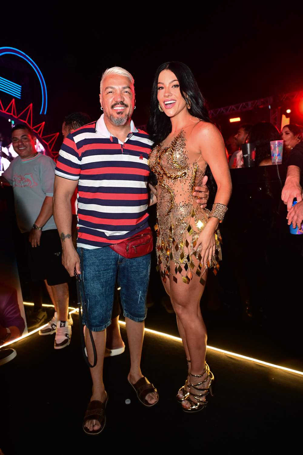 Belo e a namorada, Rayane Figliuzzi, beijam muito em cruzeiro do cantor