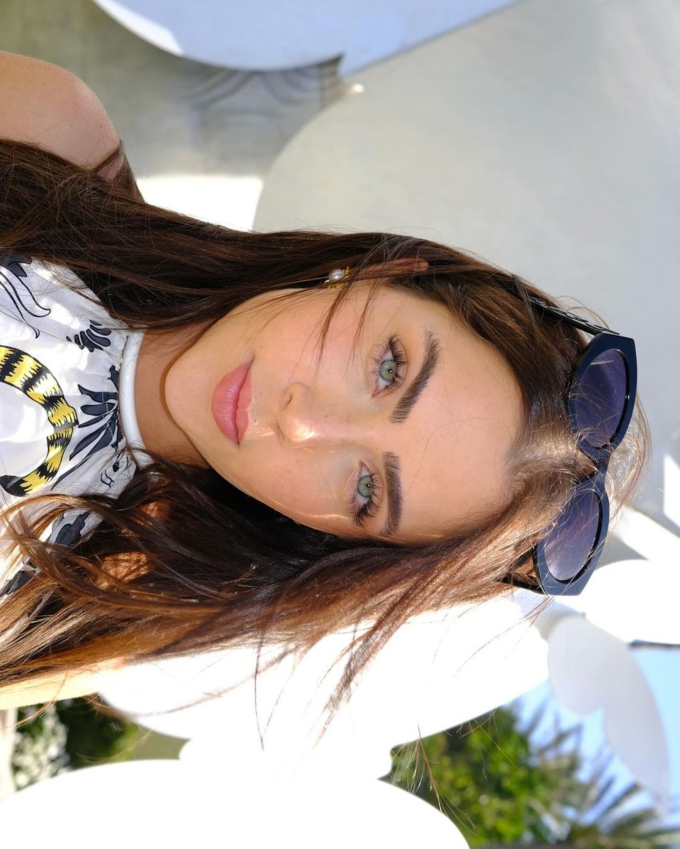 Jade Picon escolhe look fresquinho para turistar em Miami
