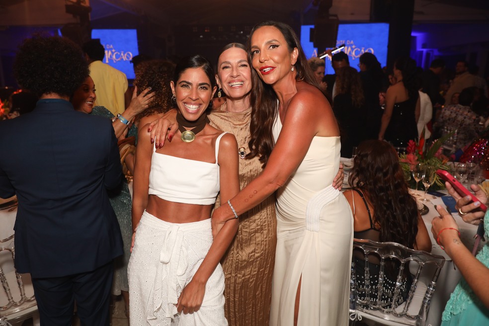 Ivete Sangalo e Daniel Cady trocam beijos e curtem evento de Léo ...