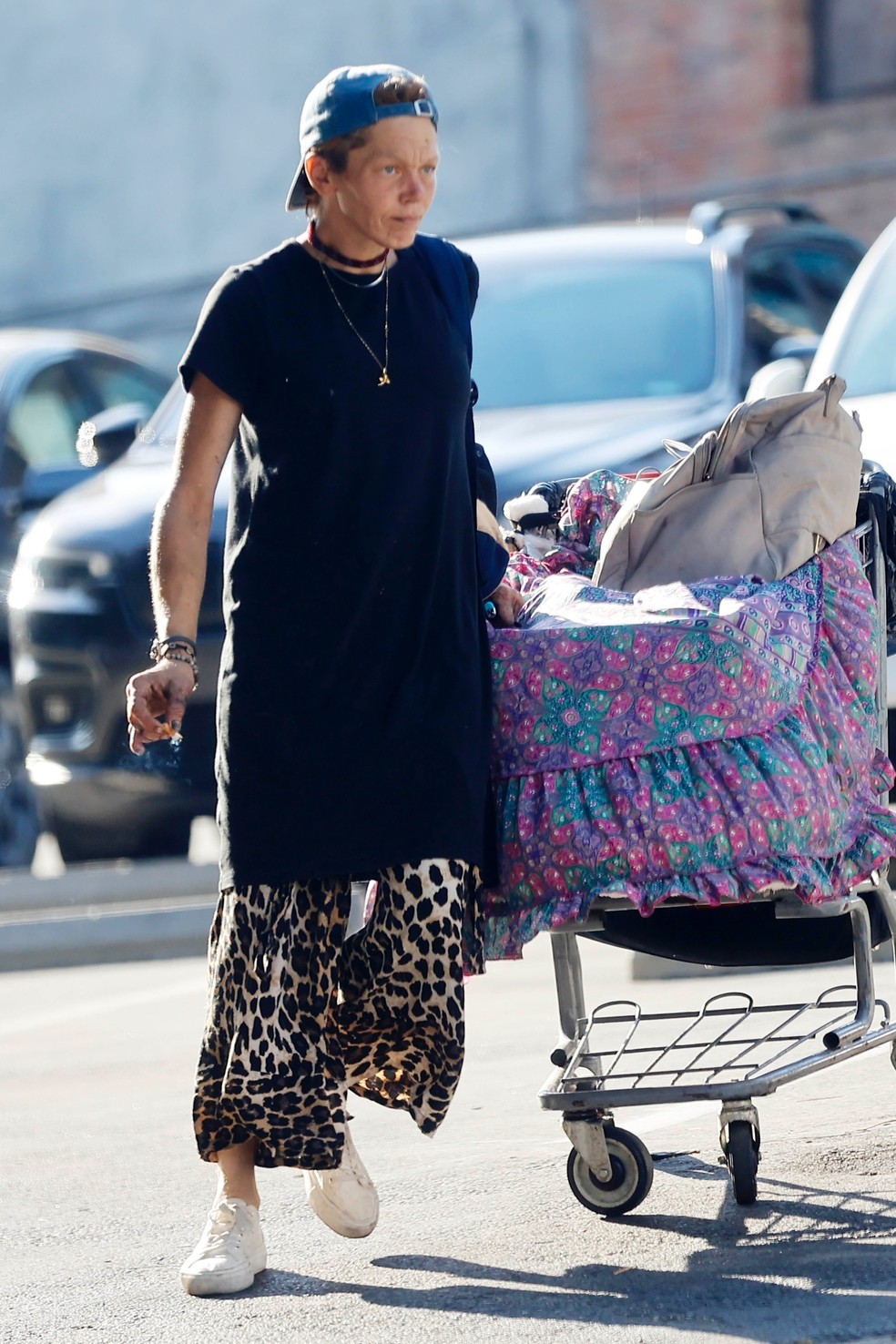 Notícias | Vivendo em situação de rua, é clicada Loni Willison usando ...