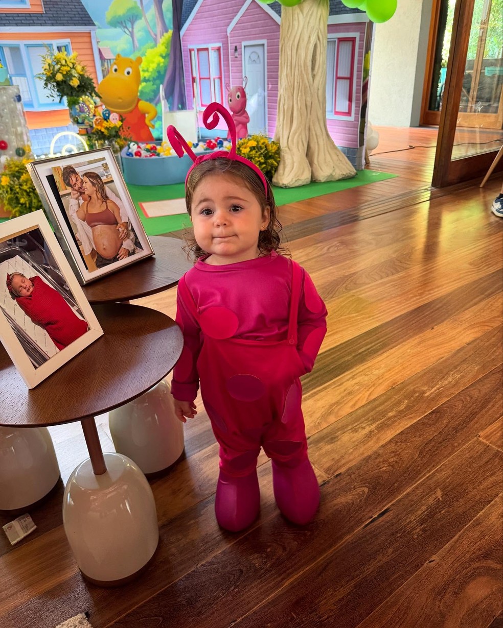 Viih Tube celebra 3° mesversário de Ravi e abre álbum