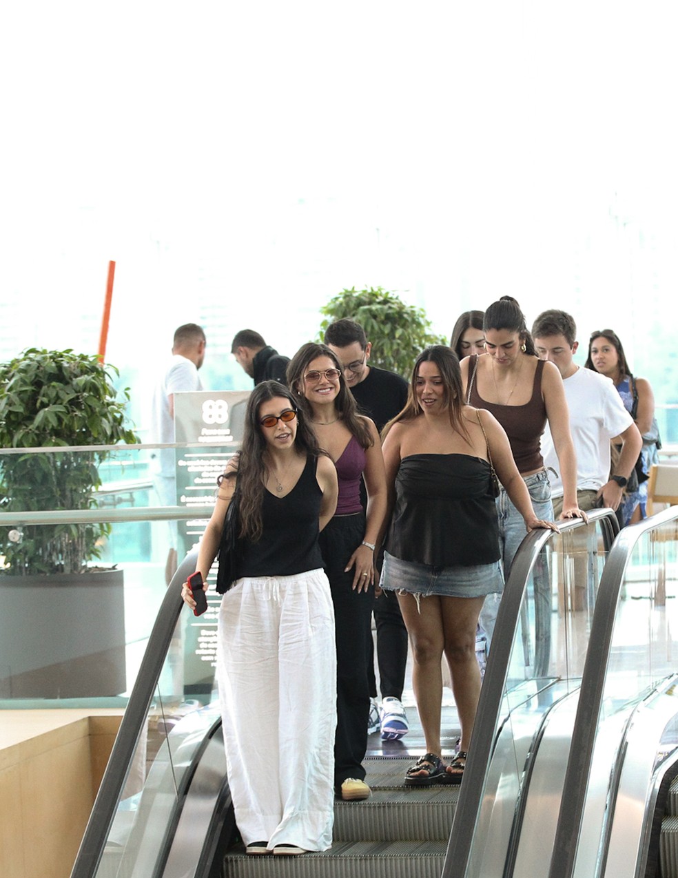 Após festa de aniversário, Maisa é clicada com amigas em shopping do Rio