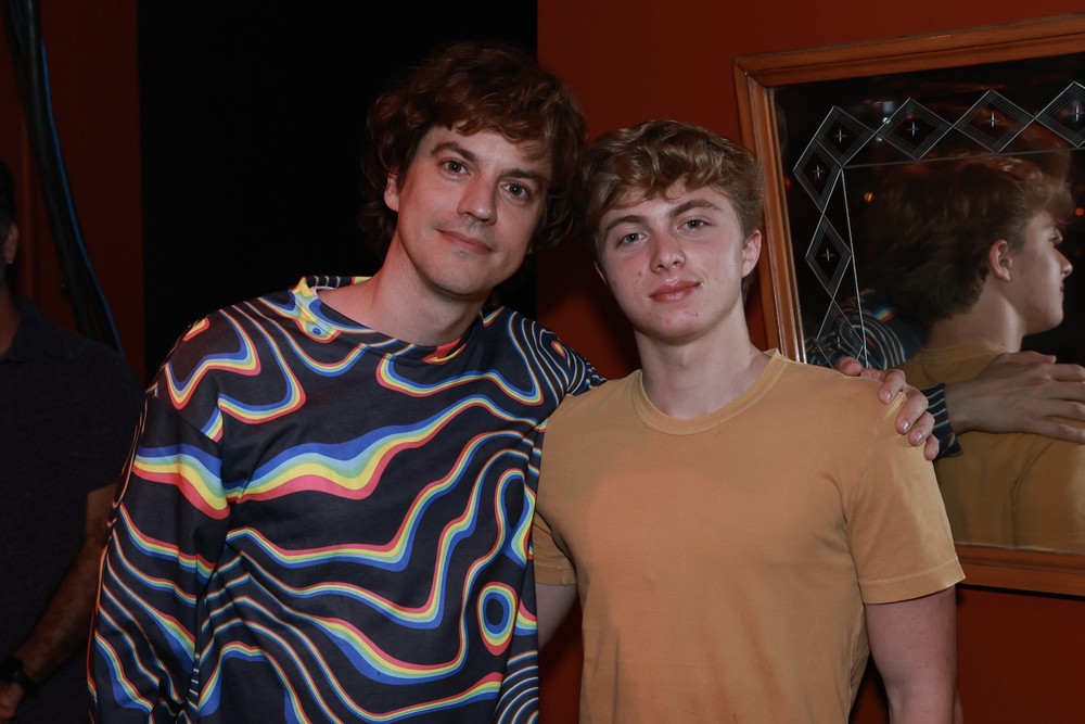 Com os avós, Benicio Huck prestigia show do tio, irmão de Luciano Huck
