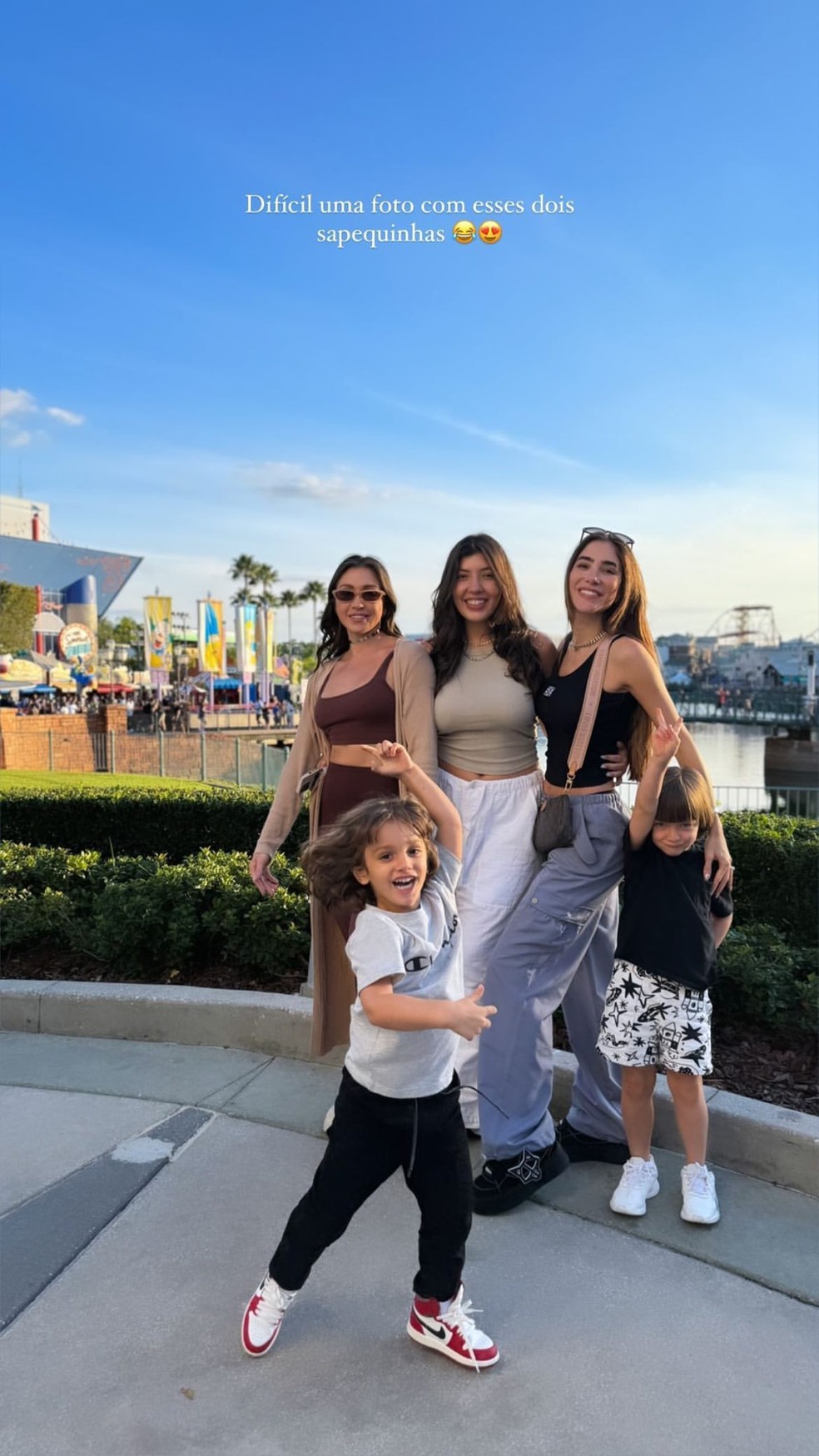 DJs e gêmeos, Alok e Bhaskar curtem parque em Orlando com irmã ...