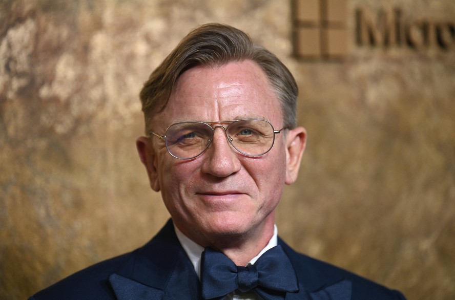 Daniel Craig estreia novo visual no Festival de Veneza; compare