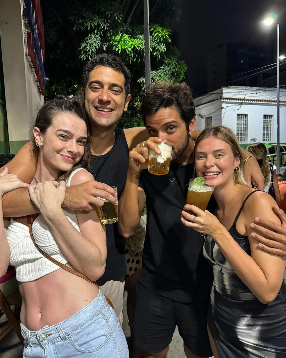 Atriz Mariana Molina mostra corpo vermelho: 'Lembrar de não dormir no sol'