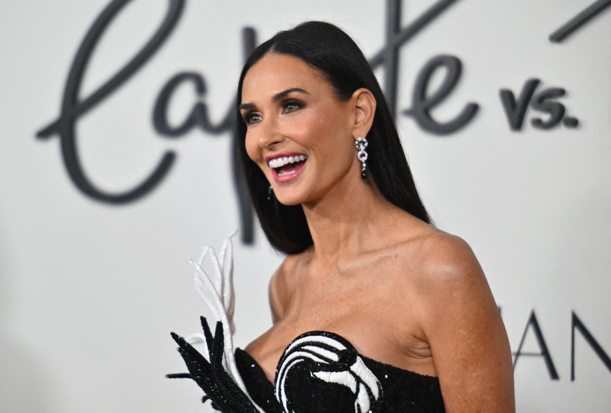 Demi Moore brilha em première com vestido de cisne