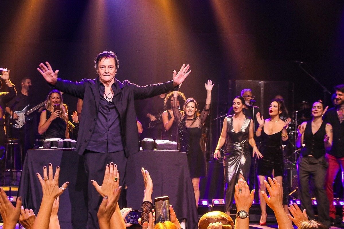Com a mulher e filhas no palco, Fábio Jr. comemora 70 anos com show ...