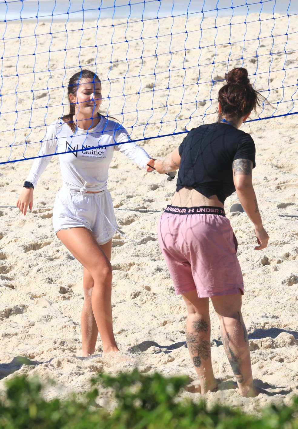 Jade Picon se refresca no mar após futevôlei com Bárbara Labres; fotos