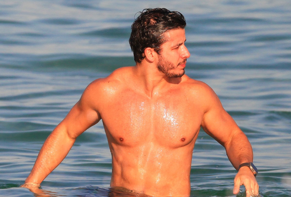 Ricky Tavares exibe corpo musculoso em dia de praia, no Rio
