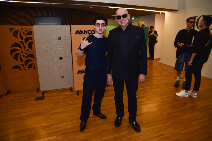 Leandro Karnal faz aparição pública rara com o marido, o cantor Vitor Fadul