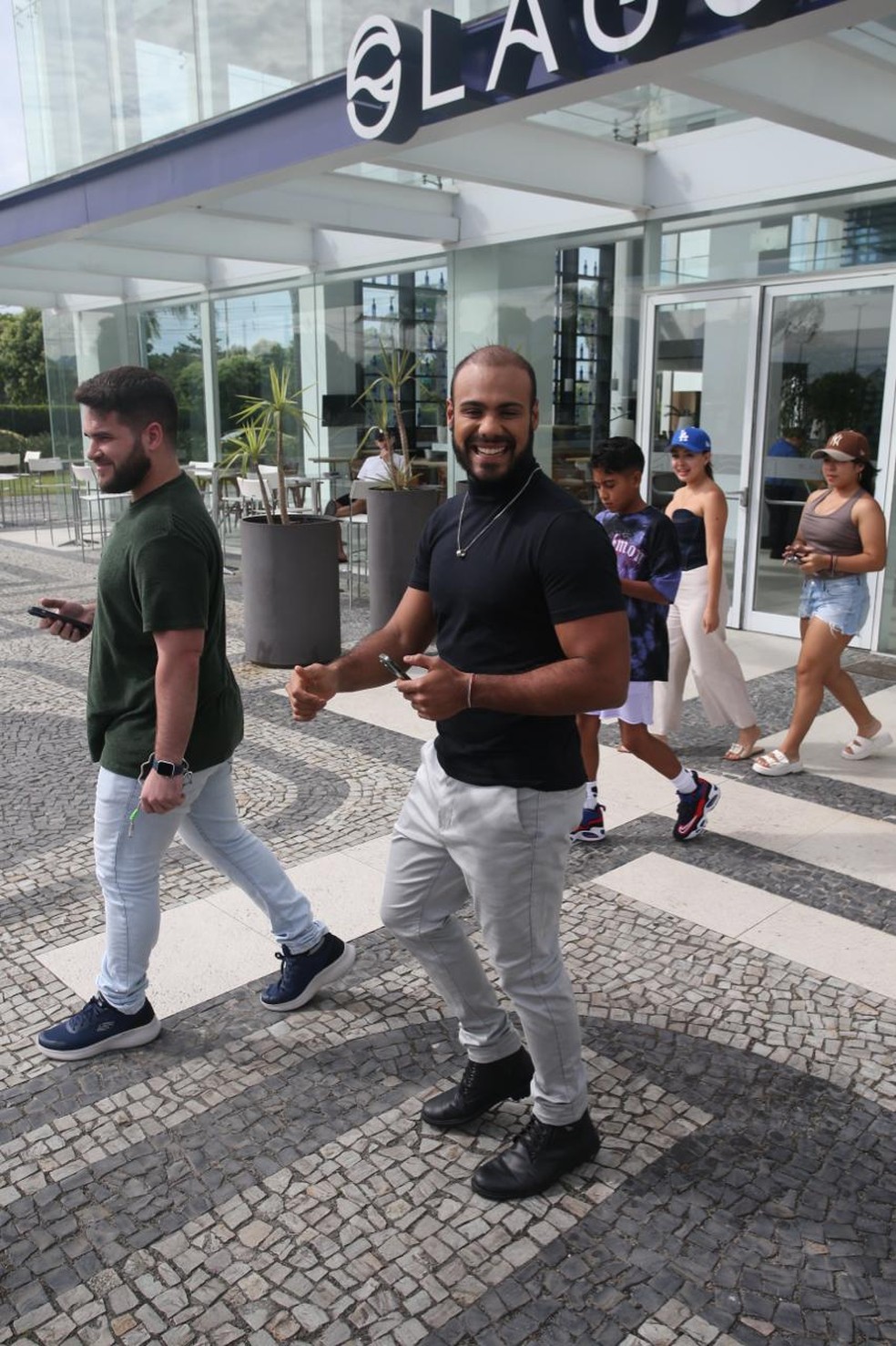 Eliminado do BBB 24, Marcus Vinícius aparece sorridente em hotel, no Rio