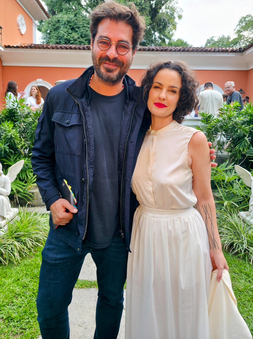 Casal em 'Terra Nostra', Thiago Lacerda e Carolina Kasting se reencontram 25 anos depois; compare