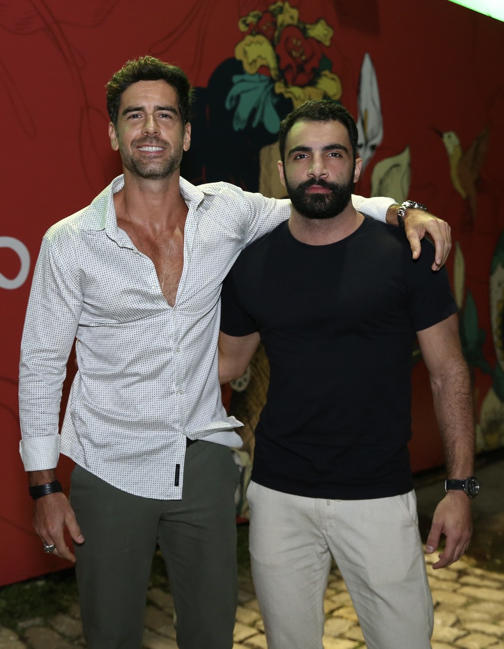 Após assumir namoro, Marcos Pitombo e namorado vão a primeiro evento juntos