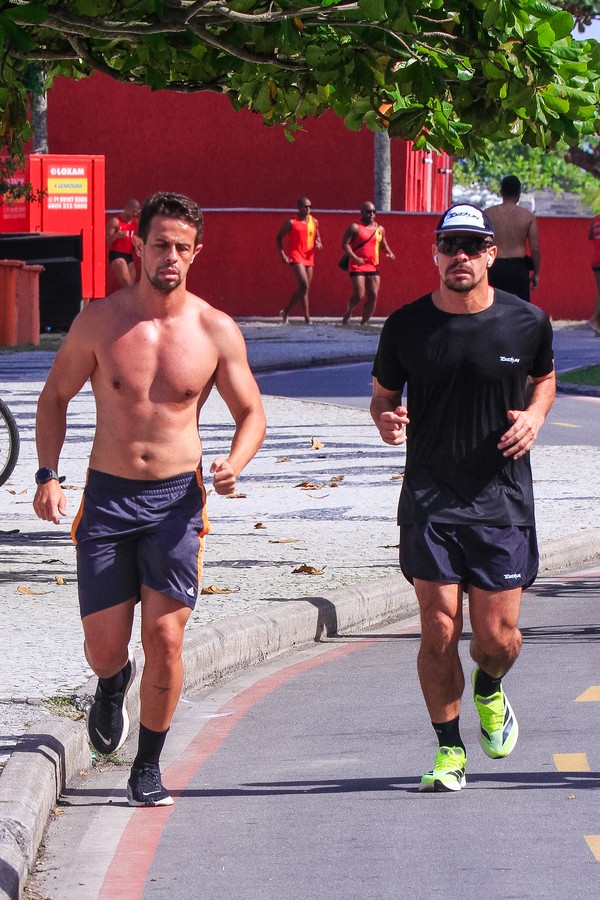 Após check-up, Thiago Martins intensifica treinos na orla carioca