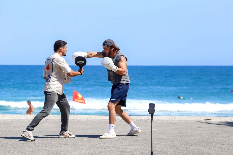 Chay Suede treina boxe à beira da praia no Rio de Janeiro