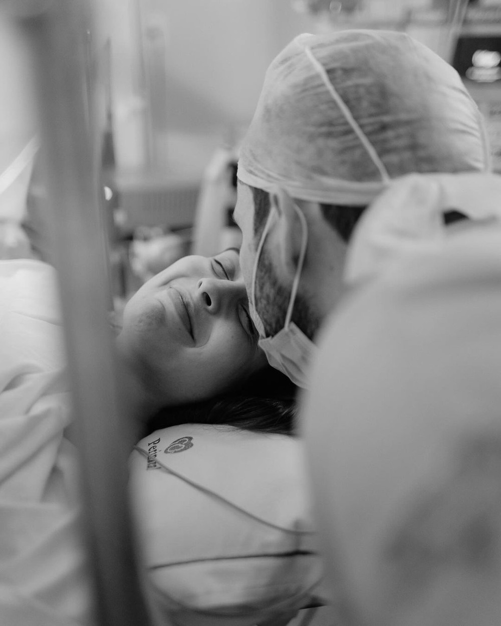 Letícia Almeida dá à luz sua terceira filha e abre álbum