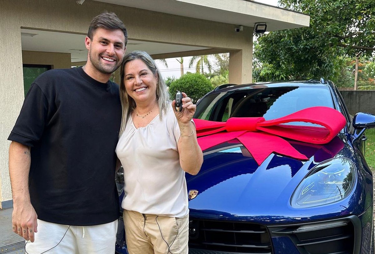 Rezende dá carro de luxo de meio milhão de reais para a mãe: 'Aproveita'