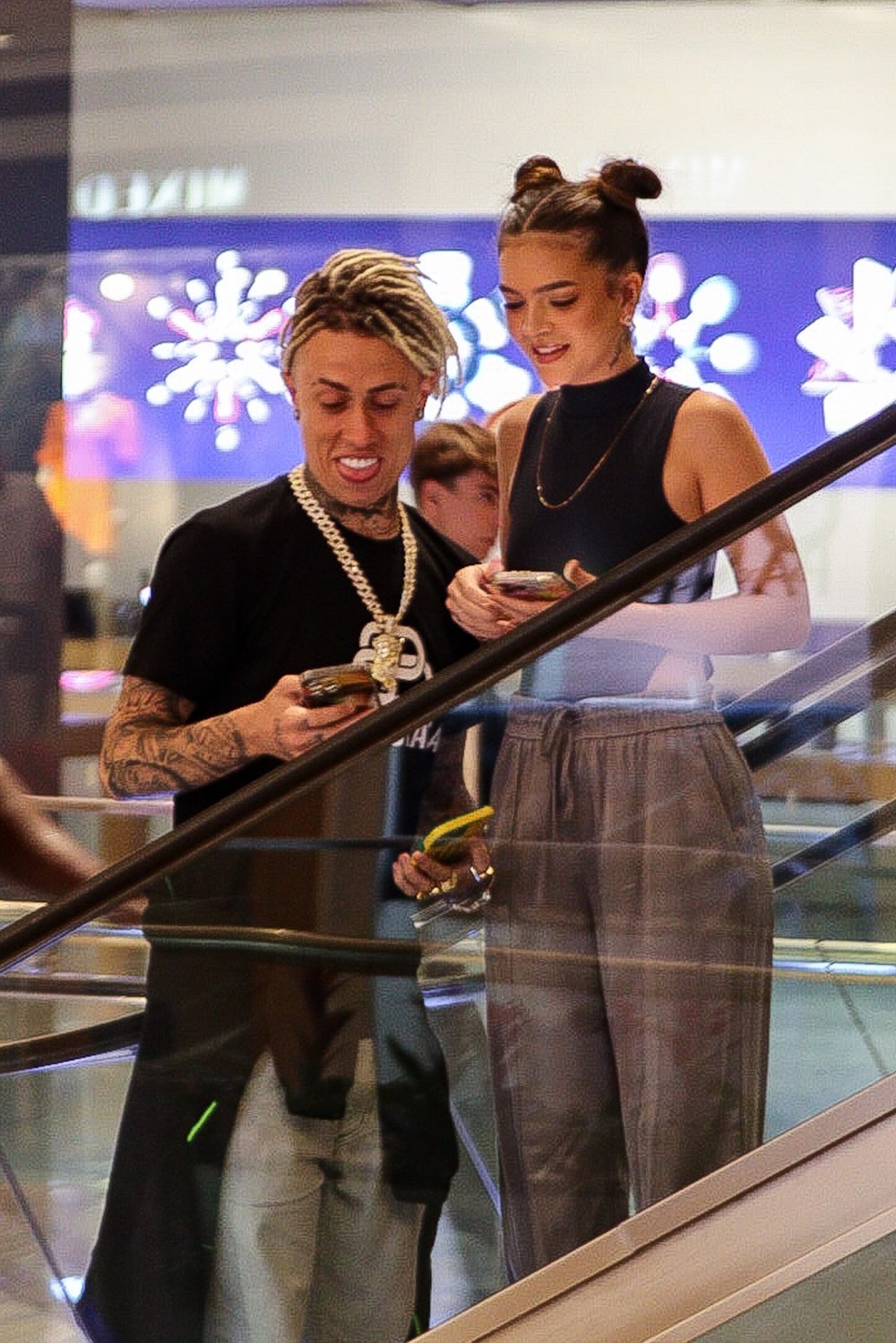 Mel Maia e Mc Daniel fazem caras e bocas em passeio no shopping