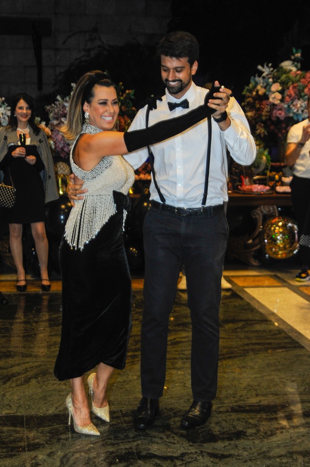 Solange Frazão celebra seus 60 anos com festança