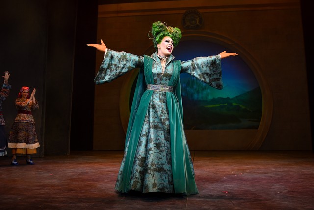 Gloria Groove estreia no musical 'Wicked' e recebe carinho da mãe