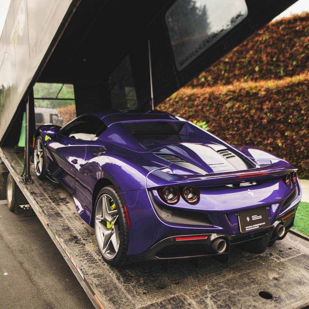 Maluma ostenta nova Ferrari de R$ 4 milhões e exibe coleção de carros ...