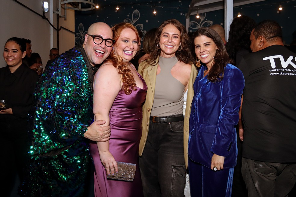 Tiago Abravanel recebe carinho da família em estreia de musical; fotos