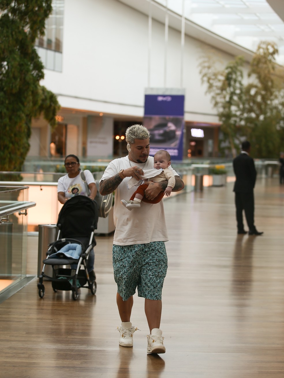 MC Buarque aproveita passeio com o filho no shopping após separação de ...