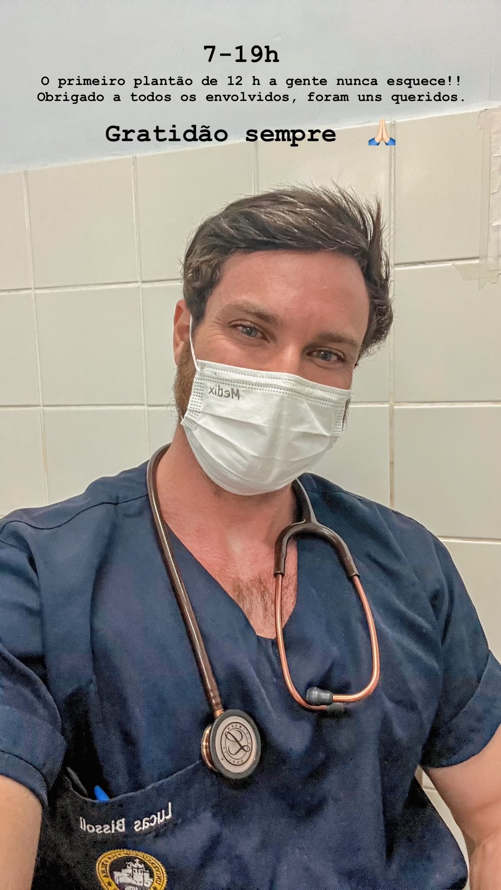 Estudante de medicina, ex-BBB Lucas Bissoli comemora primeiro plantão de 12 horas