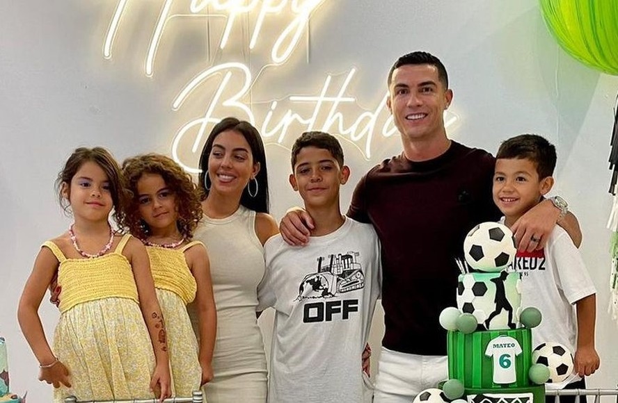 Cristiano Ronaldo parabeniza filhos gêmeos com clique em família: 'Papá ...