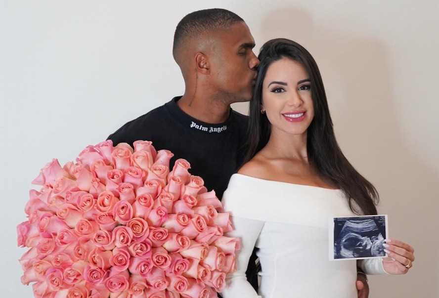 Jogador Douglas Costa e Nathália Felix anunciam que esperam primeiro bebê
