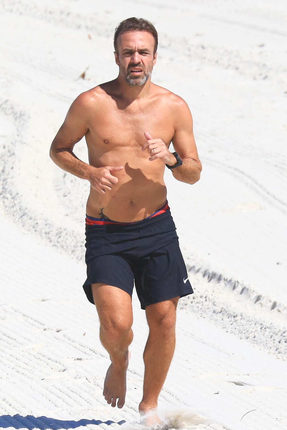 Roger Flores se exercita em praia carioca