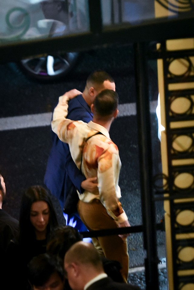 Gil do Vigor e Diego Hypolito surgem em clima de romance e circulam de mãos dadas em evento