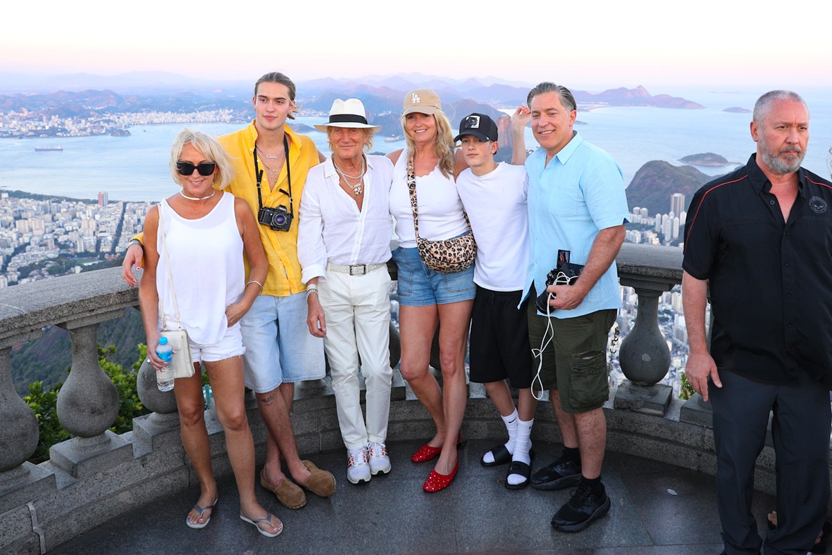 No Rio, cantor Rod Stewart visita o Cristo Redentor com a família; fotos