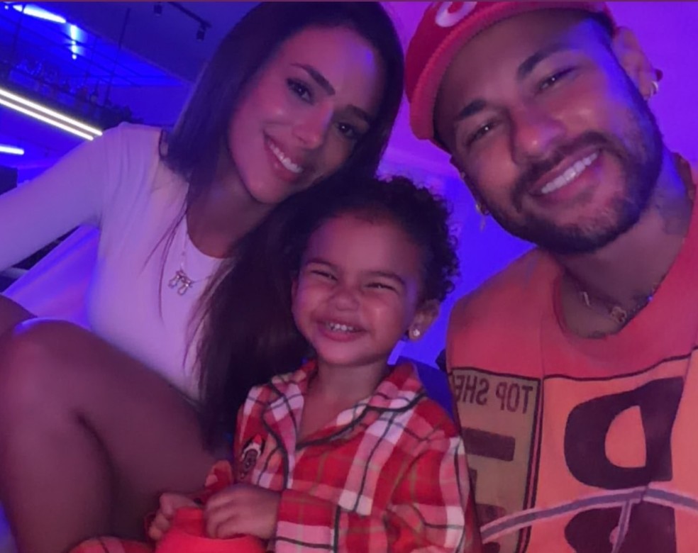 Bruna Biancardi e Neymar fazem noite do pijama na cabana com as filhas ...