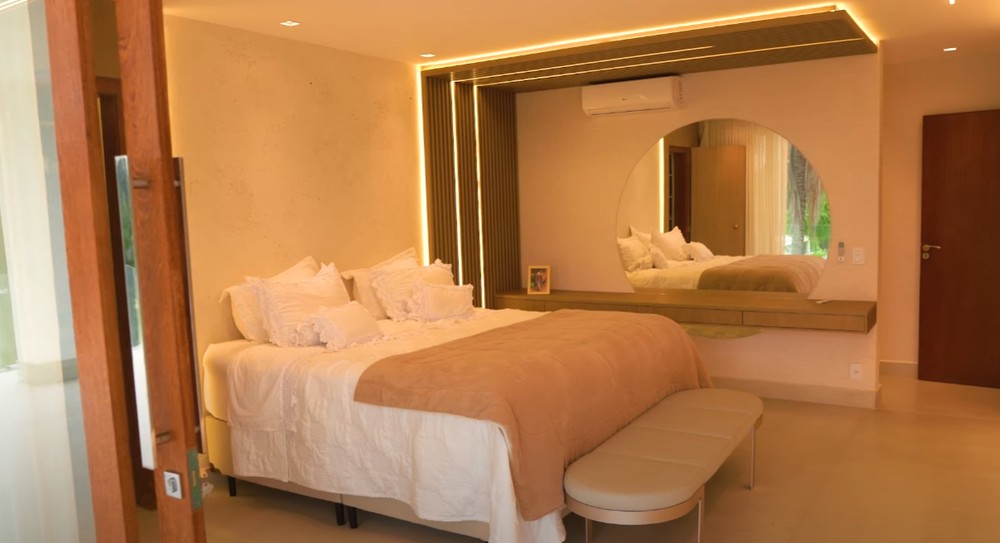 Nicole Bahls abre mansão com 22 banheiros, salão de beleza e capela ...