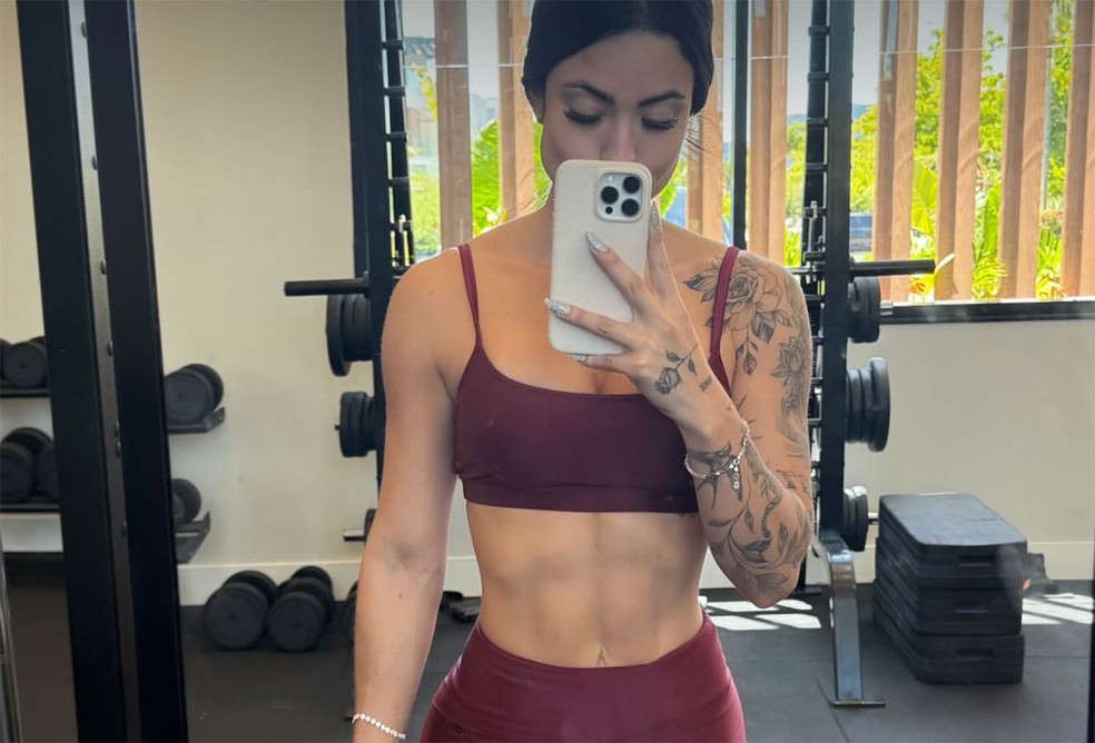 Affair de Belo, Rayane Figliuzzi ostenta tanquinho trincado na academia; amplie