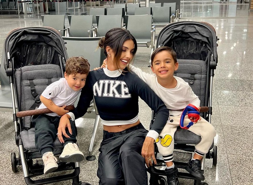 Mulher de Éverton Ribeiro, Marilia Nery embarca com os filhos para o ...