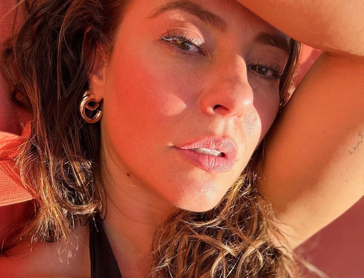 De cara limpa, Paolla Oliveira posa para selfies: 'Feriadão sem filtro'