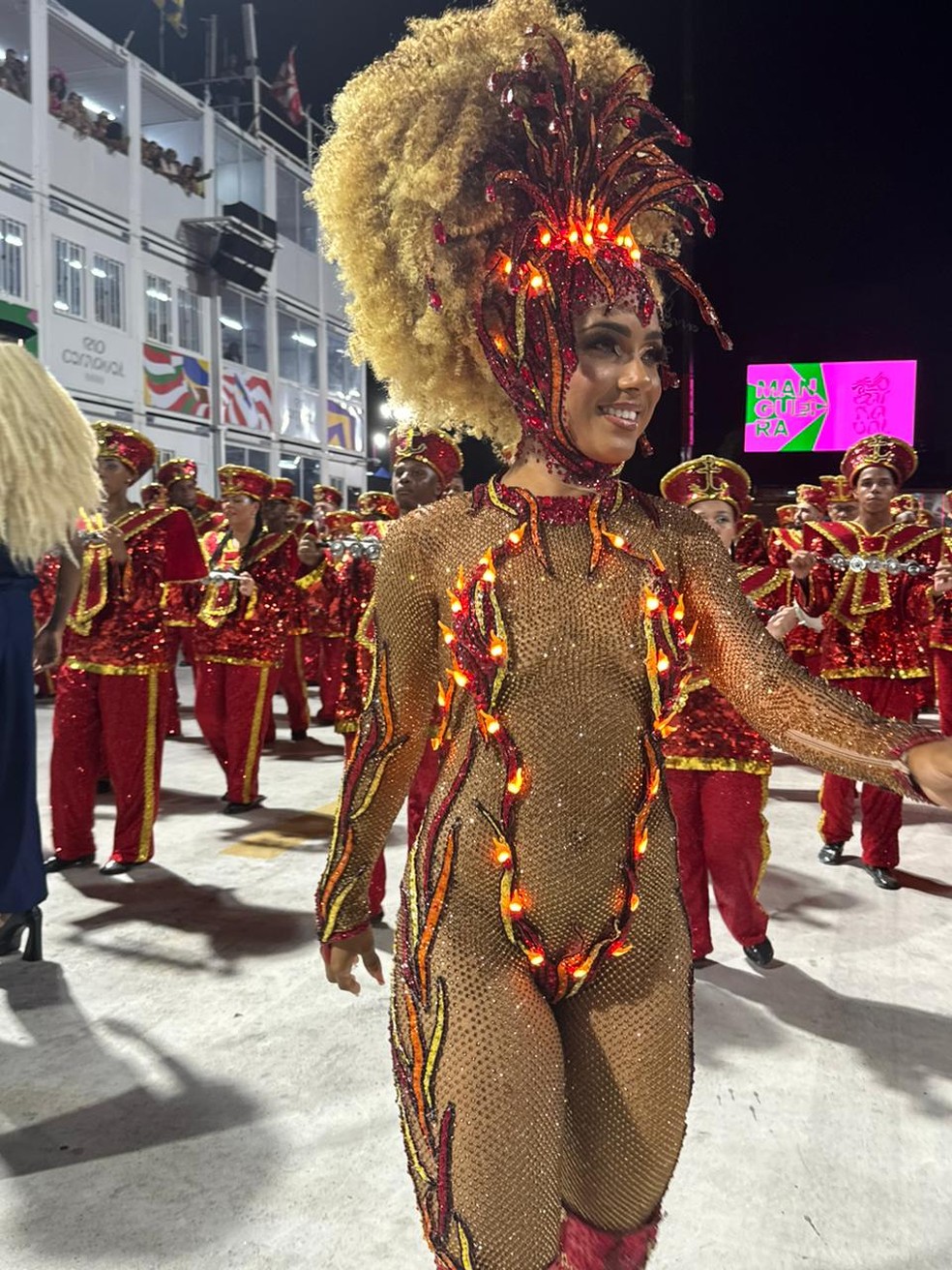 Mayara Lima 'vira fogo' de fantasia com luzes para desfile da Paraíso do Tuiuti