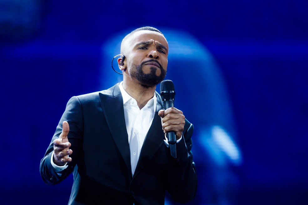 Alexandre Pires canta com Só Pra Contrariar em turnê acústica em São Paulo