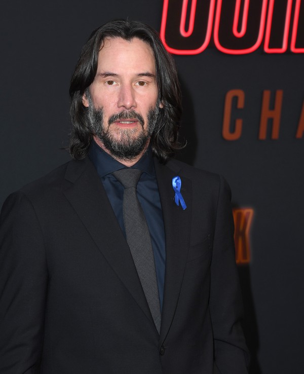 Aos 59 anos, Keanu Reeves aparece mais magro em set de filmagem