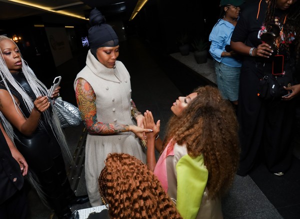 Lumena arrasa de top mínimo em premiação e tieta Erykah Badu