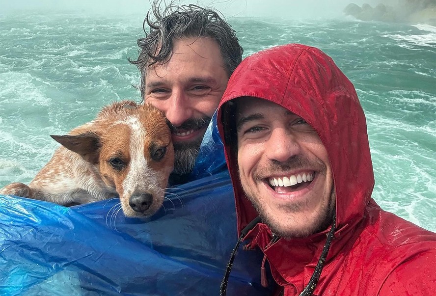 Com cachorrinha do casal, Marco Pigossi e marido curtem Cataratas do ...