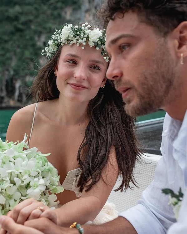 Um ano após casamento intimista, Larissa Manoela e André Luiz Frambach ...