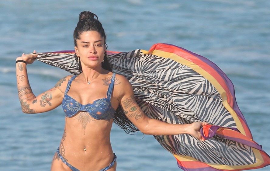 Aline Campos exibe corpo definido em dia de praia no Rio