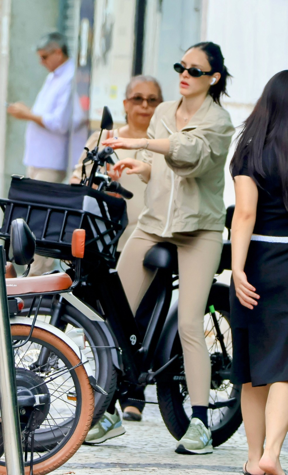 Após treino em academia, Isabelle Drummond anda de bike elétrica na orla carioca